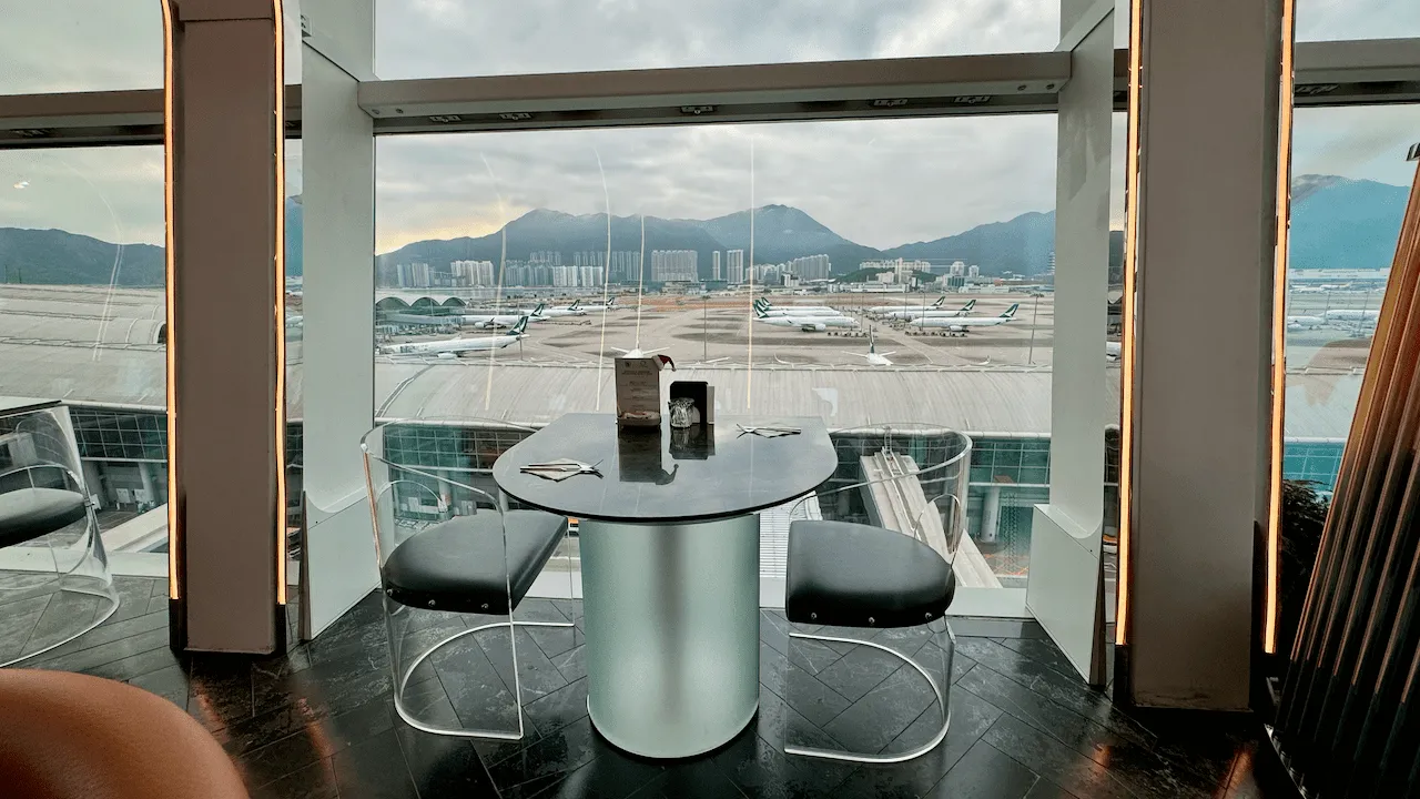 【實測】香港機場天際走廊 INTERVALS Sky Bar | 俯視飛機小酌幾杯吧！ | FlyAsia
